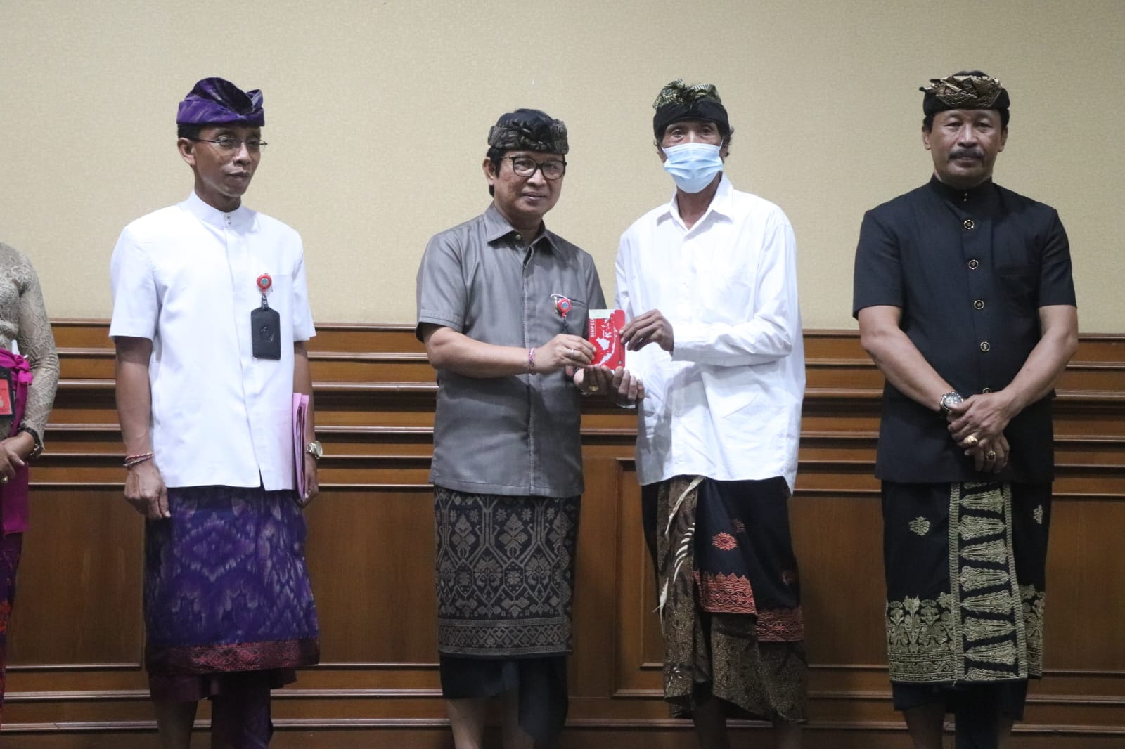 Sekda Adi Arnawa Serahkan SK Pekaseh dan Dana Aci | Bali Tribune